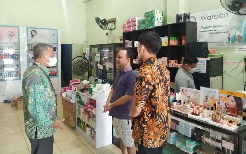 Door to Door Jelang Akhir Tahun, Petugas Pajak Sambangi Toko Kosmetik